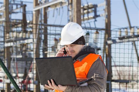 Ηλεκτρολόγος μηχανικός με τον υπολογιστή Στοκ Εικόνες εικόνα από 30057456