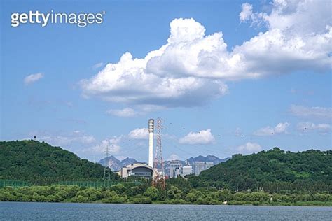 한강 고압선 송전탑 굴뚝 난방 공장 발전소 하늘공원 노을공원 상암동 마포구 서울 이미지 A12636441 게티이미지뱅크