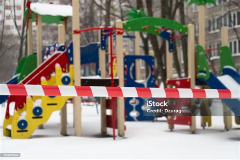 모스크바의 검역 중 장벽 테이프로 막힌 폐쇄 된 어린이 놀이터 0명에 대한 스톡 사진 및 기타 이미지 0명 2020년 3월 Istock