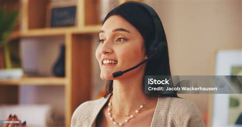 마이크 헤드셋 및 프리랜서와 함께 재택 근무를 하는 여성과 가상 비서 온라인 컨설턴트 및 연락처 콜센터 원격 근무 및 아파트에 있는 사람과 타이핑하여 의사 소통 20 24