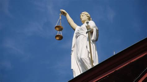 Адвокати на протест Обидно е да получаваме 10 лв за завеждане на дело в съда Новини бг