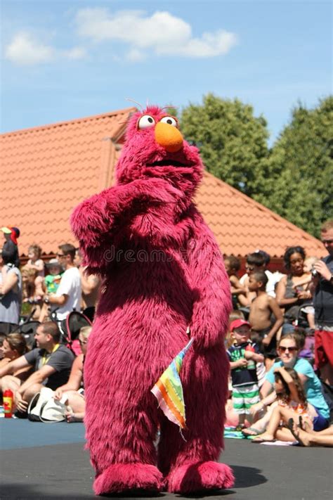Telly Monster In Sesame Street Party Parade Bei Seaworld 2