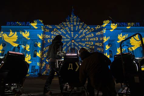 Величезні соняшники герб України та репродукції воєнних фотографій швейцарський художник