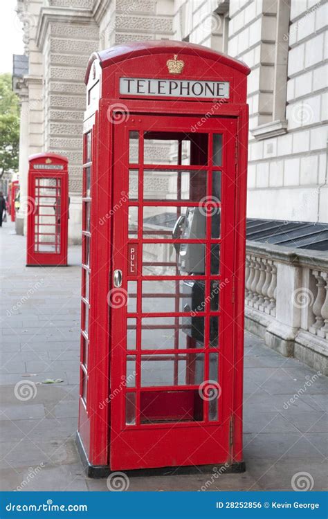 Dos Cabinas De Teléfono Rojas Londres Foto De Archivo Imagen De