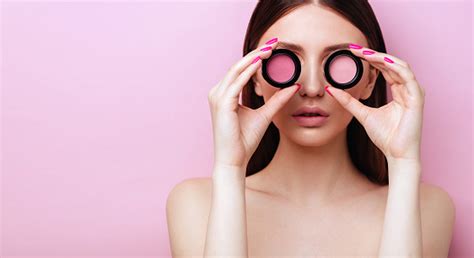 분홍색 그림자 홍당무와 깨끗 한 완벽 한 피부와 아름 다운 젊은 여자의 얼굴의 클로즈업 건강관리와 의술에 대한 스톡 사진 및 기타 이미지 건강관리와 의술 건강한 생활