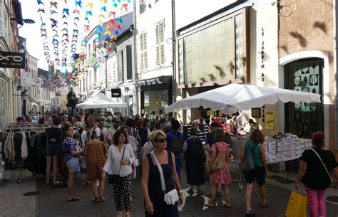 En Images À Roanne Affluence Record Pour La Braderie Des Commerçants
