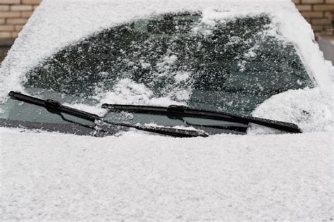 자동차 와이퍼 블레이드 자동차 창문에서 눈을 청소합니다 눈 조각이 두꺼운 층으로 차를 덮었다 작업 와이퍼와 깨끗한 앞 유리로 안전한 운전 가리기에 대한 스톡 사진 및 기타