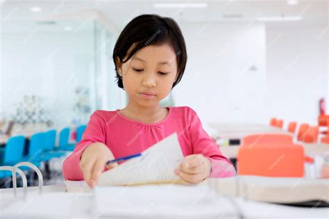 Premium Photo Asian Schoolgirl Doing Assignment School