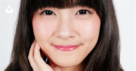 긴 검은 머리를 가진 여자가 웃고 있다 사진 Unsplash의 무료 인도네시아 이미지