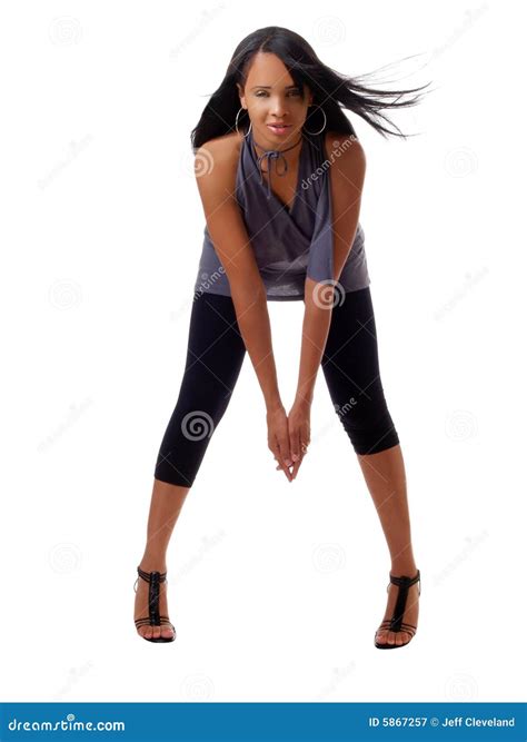 Mujer Negra Joven Flaca En Pantalones Y Tapa Gris Imagen De Archivo Imagen De Gris Alto