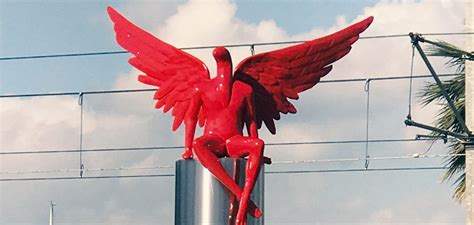 Εντείνονται οι αντιδράσεις για το γλυπτό στο Παλαιό Φάληρο