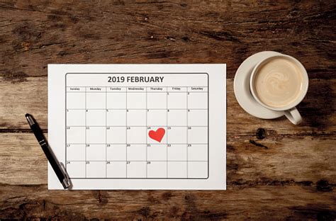2019의 상위 뷰 개념적 이미지 14에 레드 심장와 커피에 대 한 준비에 소박한 빈티지 테이블 2 월 달력 세인트 발렌타인
