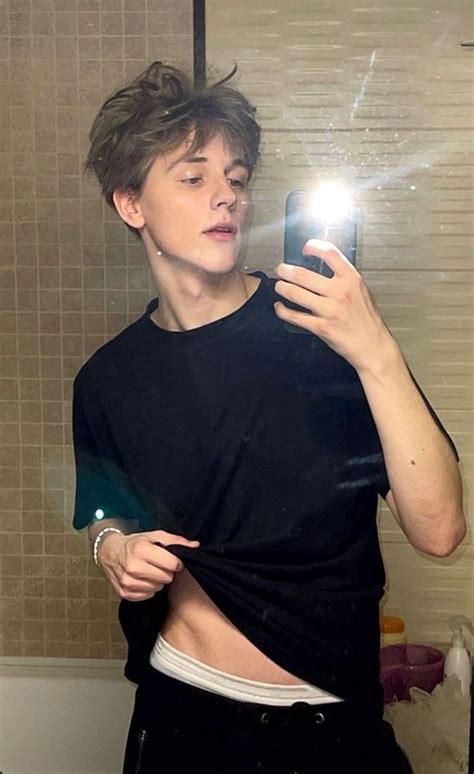 𝕸 𝖆 𝖇 𝖊 𝖑 Poses Para Fotos Hombre Como Mejorar Las Fotos Poses De Fotografía Masculinas