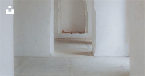 흰 벽과 아치가 있는 텅 빈 방 사진 Unsplash의 무료 층 이미지