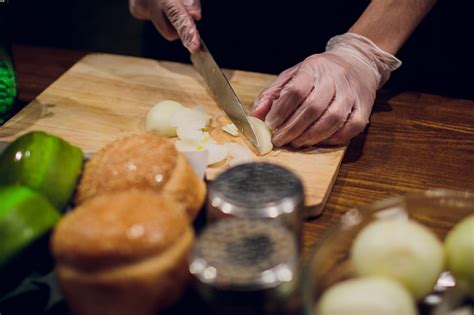 요리사의 손에 칼 나무 보드에 양파를 절단 요리 준비 건강 한 식습관과 라이프 스타일 건강한 식생활에 대한 스톡 사진 및 기타 이미지 건강한 식생활 단면도 레스토랑