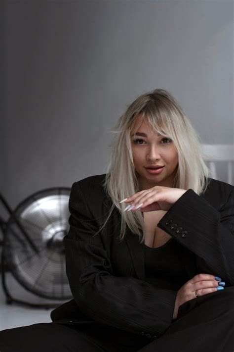 Фотосессия деловой стиль минимализм черное белое