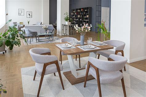 미니멀리스트 모던 인테리어 디자인의 Dinnig 및 주방 공간 중앙에 기둥이있는 흰색 파란색 및 진한 파란색 색상의 스칸디나비아 스타일의 오픈 플랜이있는 거대한 밝은 아파트