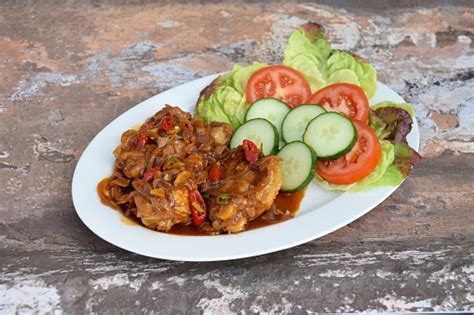 아얌 케캡 치킨 요리 또는 두꺼운 달콤한 간장과 향신료에 스튜 양상추 얇게 썬 오이 토마토와 함께 제공 0명에 대한 스톡 사진