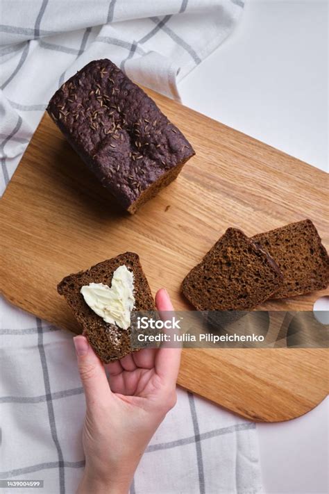 나무 보드에 버터와 맛있는 빵의 부드러운 조각 아침 식사로 다크 그레인 빵 향기로운 파이 0명에 대한 스톡 사진 및 기타 이미지