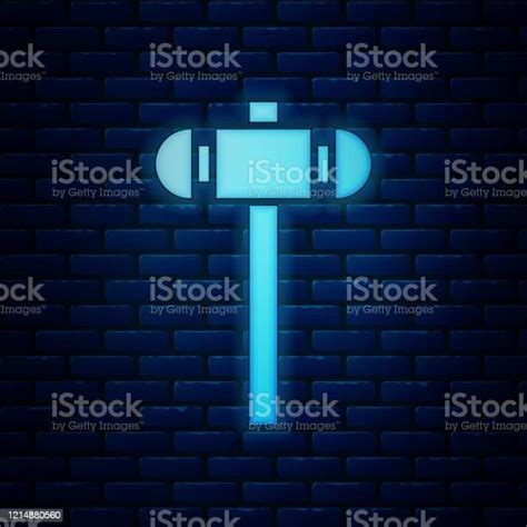 벽돌 벽 배경에 격리 빛나는 네온 썰매 망치 아이콘입니다 벡터 일러스트레이션 강철에 대한 스톡 벡터 아트 및 기타 이미지 강철 건설 산업 금속 Istock