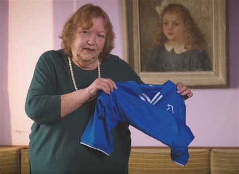 Съпругата на Гунди показа новия екип на Левски изработен в негова чест Видео