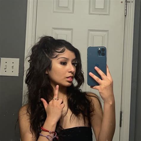 Yisel Noskimps • Threads Say More