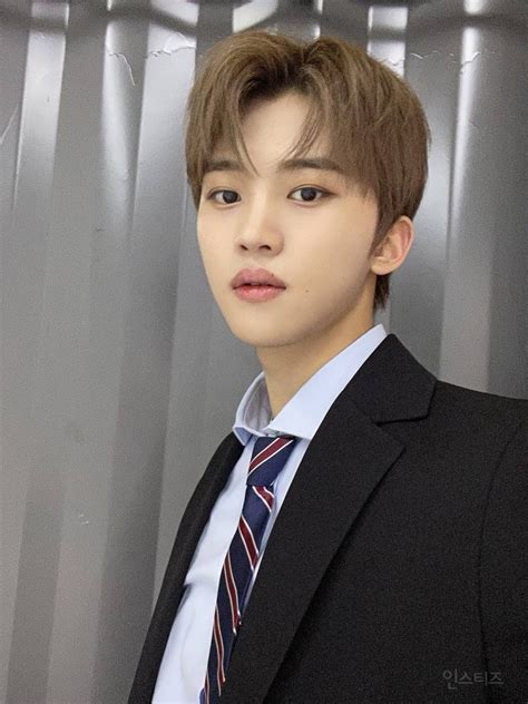 입술 옆에 점이 두 개나 있는 듯한 남자 아이돌  인스티즈 Instiz 이슈 카테고리