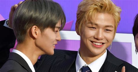 E포토 귀여운 장난 치는 강다니엘