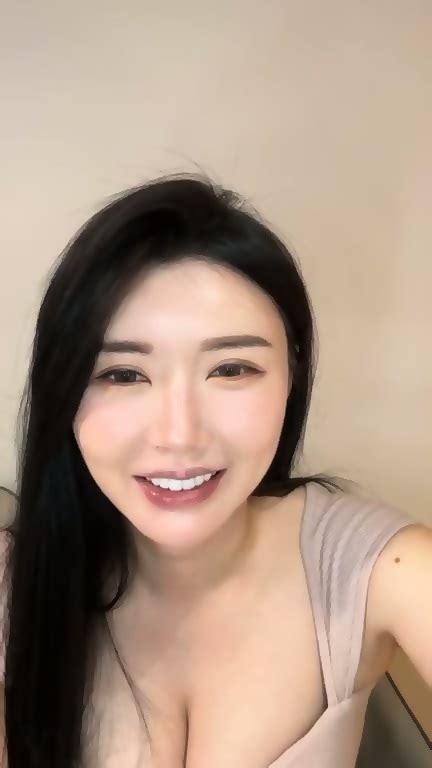 Sexy Streamer Is Huge Player Eporner