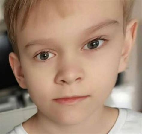 Создать мем мальчик дома актеры человек Картинки Meme