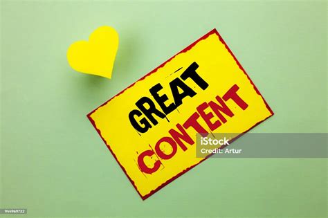 단어 쓰기 텍스트 훌륭한 콘텐츠입니다 우수한 정보 가치 있는 흥미로운 좋은 편리한 일반 배경 심장 옆에 노란 스티커 메모 용지에 작성에 대 한 비즈니스 개념 만족한에 대한