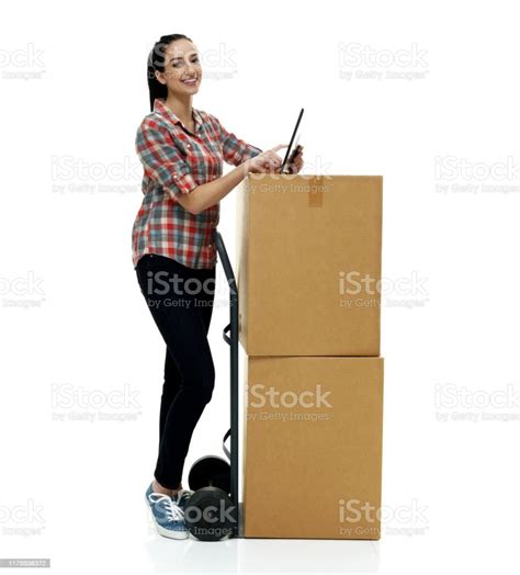 전체 길이 1 인 전면 1819 세 성인 아름 다운 흑발 긴 머리 포니테일 코 카 서 스 여성 젊은 여성 배달 사람 수동 노동자 웃고 있는 흰색 배경 앞에 서 행복 쾌활 한