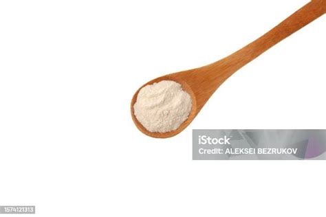 흰색 바탕에 나무 숟가락에 있는 잔탄 검 가루가 클로즈업되어 있다 식품 첨가물 E415 결합제 글루텐 프리 성분 안정제 증점제 가루로 빻은에 대한 스톡 사진 및 기타 이미지