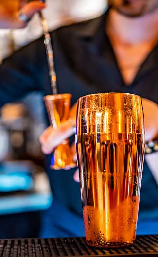 바 카운터에서 셰이커로 칵테일을 만드는 남자 손 바텐더 럼 독한 술에 대한 스톡 사진 및 기타 이미지 럼 독한 술 그라파 나이트클럽 Istock