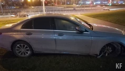 Ночью пьяная девушка на Mercedes устроила ДТП и вылетела на газон под Казанским Кремлем 12 11 2023