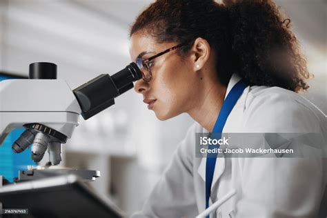 의학 약제 연구를 위한 실험실에 있는 여자와 가진 현미경 표본 및 과학 분석 개발 또는 실험을 위해 일하는 과학자와 함께 임상 시험 혁신 및 연구 과학자에 대한 스톡 사진