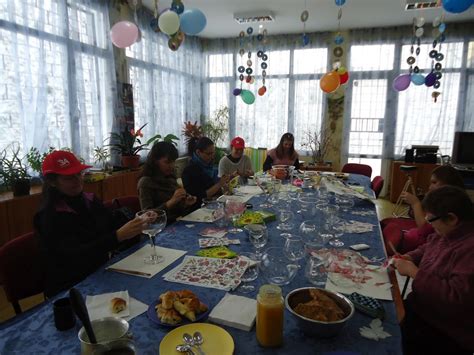 Изработване на коледни украси за последваща продажба на Коледен пазар на банката подкрепа за