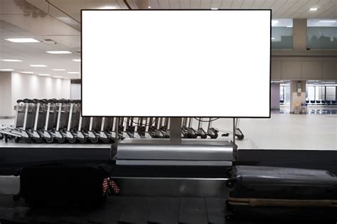 공항의 컨베이어 벨트 수하물에 Lcd 빈 광고판 수도권에서 비어 있는 광고 등 관광 운송 사업 등에 대한 광고 의문 정보 광고용 와이드 스크린 공항에 대한 스톡 사진 및