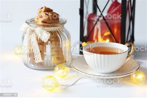 아침 식사에 대 한 파이와 차입니다 과자 고 차는 흰색 바탕에 견과류와 과자 커피 한잔 하 고 버거입니다 고급 요리에 대한 스톡 사진 및 기타 이미지 Istock