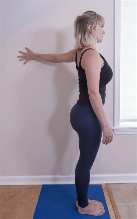 Calf And Shoulder Stretch At The Wall 5 Ways To Stretch How To Stretch