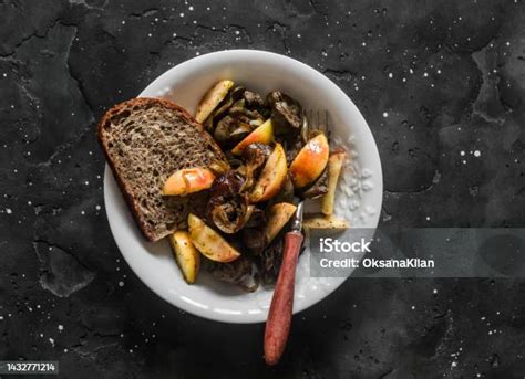 어두운 배경의 그릇에 양파와 사과를 곁들인 프라이드 치킨 간 상단 전망 0명에 대한 스톡 사진 및 기타 이미지 0명 간 내장류 건강한 식생활 Istock