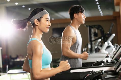 健康青年人在健身房里健身高清图片下载 正版图片501954164 摄图网