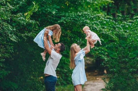 Glad Ung Familj Tillbringar Tid Tillsammans I En Grön Naturpark Mamma