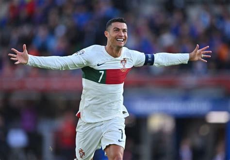 رونالدو پس از دریافت جایزه گینس رسیدن به 200 بازی ملی دستاوردی