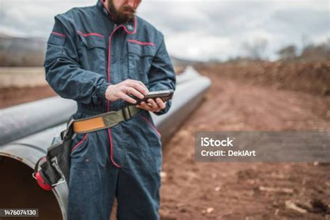 휴대 전화를 사용하는 가스 파이프 라인 작업자의 손 클로즈업 가솔린에 대한 스톡 사진 및 기타 이미지 가솔린 강철 건설 산업 Istock