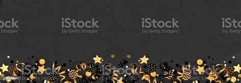 검은 색과 금 색 스트리머와 검은 배경에 색종이와 새해 파티 하단 테두리 12월 31일에 대한 스톡 사진 및 기타 이미지 12월 31일 색종이 조각 프레임 Istock
