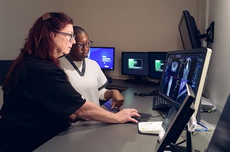 컴퓨터 모니터에서 의료 영상 데이터를 함께 분석하는 다인종 여성 의료 전문가 20 24세에 대한 스톡 사진 및 기타 이미지 20 24세 2명 60 64세 Istock