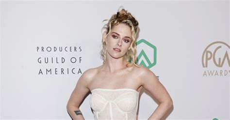 예비신부 크리스틴 스튜어트 ♥동성연인 결혼 앞두고 화이트 웨딩드레스 뽐내[해외이슈]