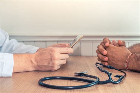 의사 상담 중 디지털 태블릿 및 환자를 들고 책상에 청진 기 건강관리와 의술에 대한 스톡 사진 및 기타 이미지 건강관리와 의술 노트북 두통 Istock