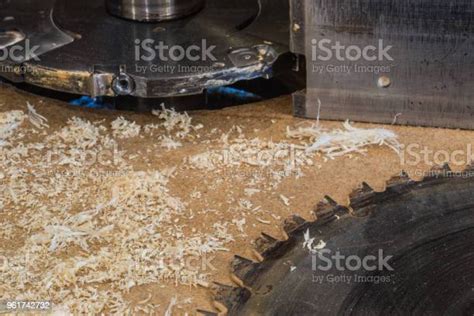 톱 밥 나무 테이블에 도구 목수 원형 보았다입니다 나무 판자를 절단 0명에 대한 스톡 사진 및 기타 이미지 0명 Diy Rotary International Istock